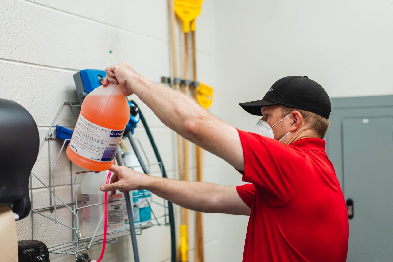How a Commercial Cleaning Service Saves Time & Resources